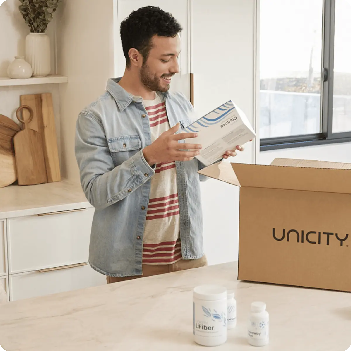 Hombre sosteniendo una caja de Cleanse de Unicity