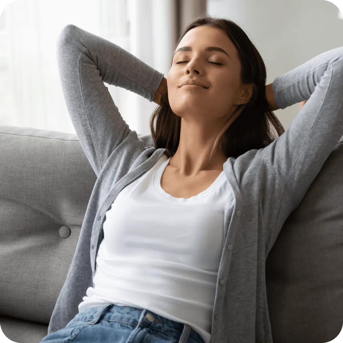 Mujer relajándose con las manos detrás de la cabeza