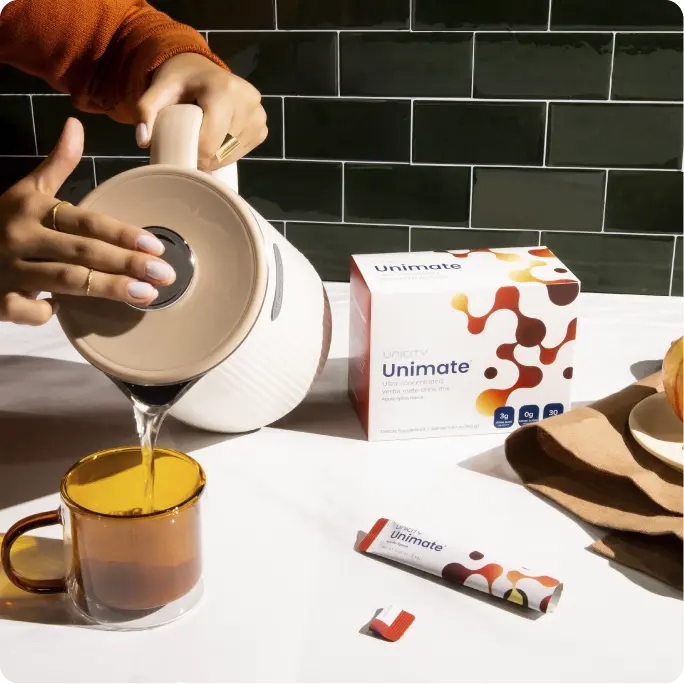 Persona preparando una taza de Unimate Apple Spice
